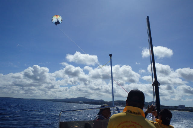 【沖縄・恩納村・パラセーリング】上空から眺める大海原！（フライト高度：50m or 200m） － クチコミやお得情報も | みんトク(みんとく)